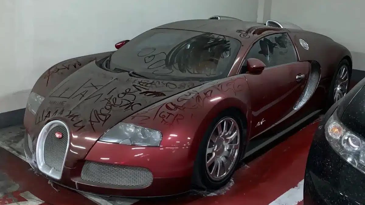 Bugatti Veyron lies dusty and abandoned in Moscow after strange history