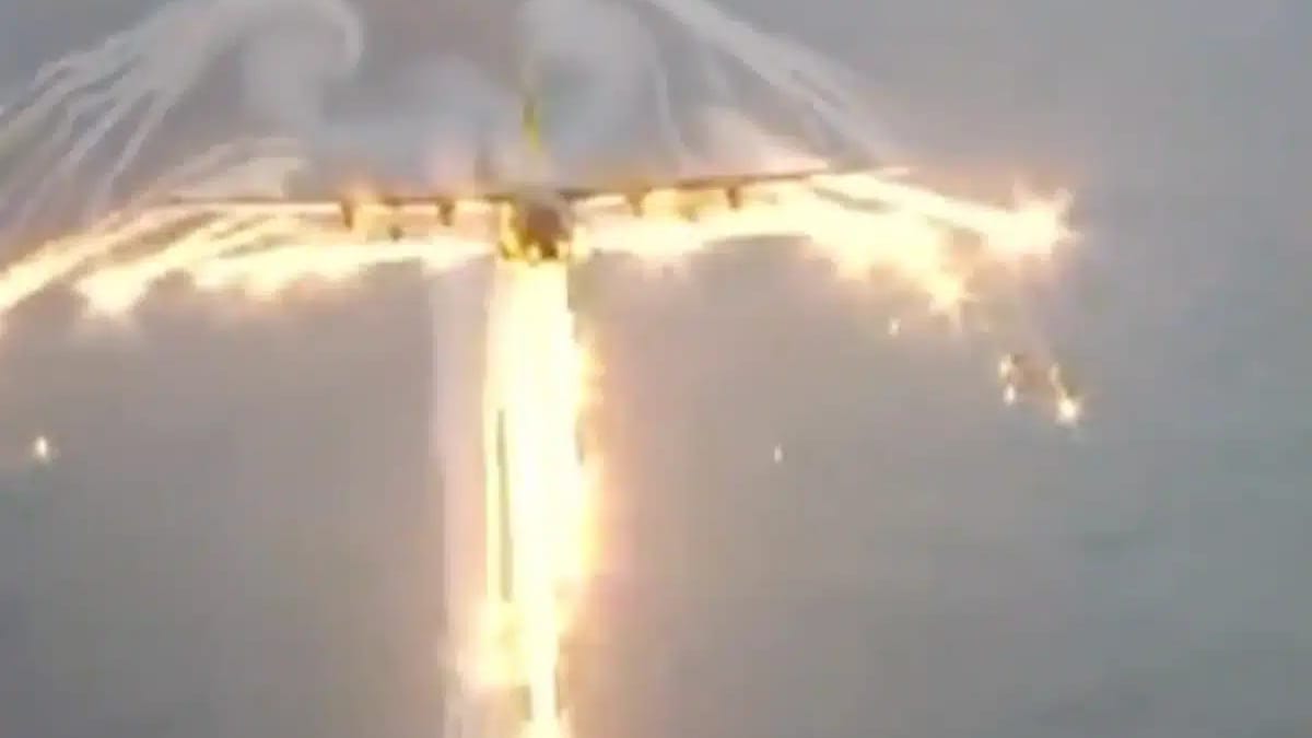 C-130 Hercules releases its flares to make smoke angel in incredible ...