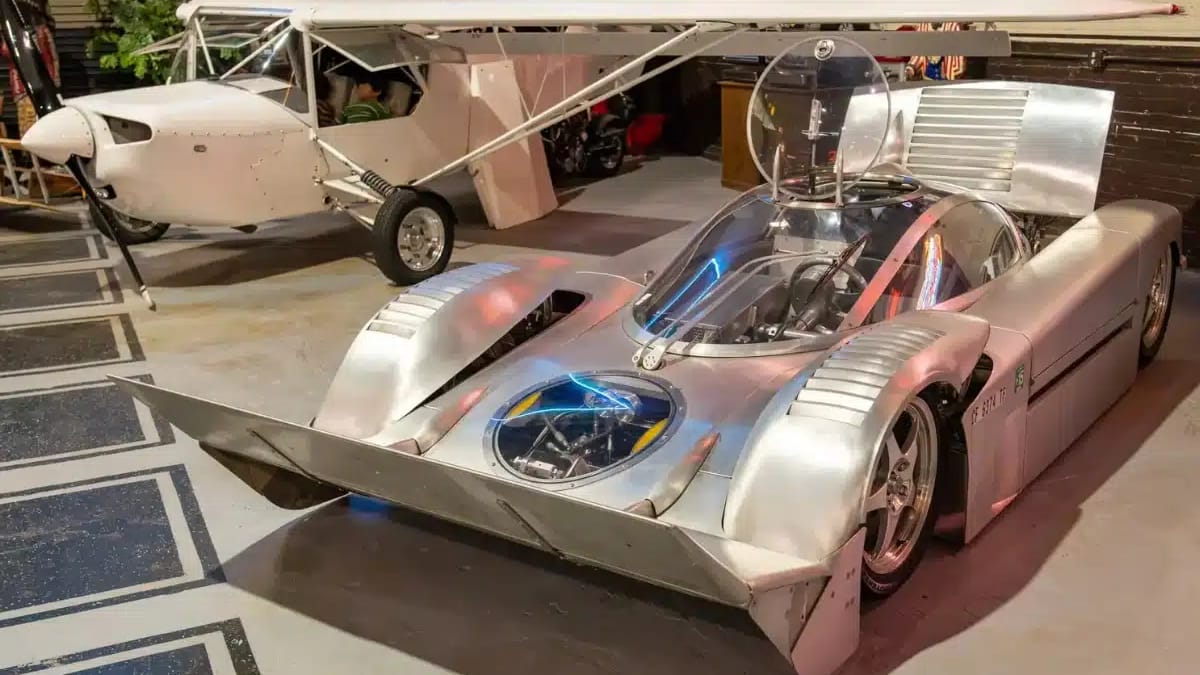 Hand-built amphibious car is an actual supercar on water