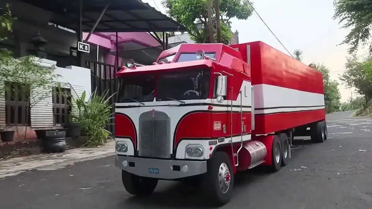 Man creates a DIY giant RC semi-truck and trailer