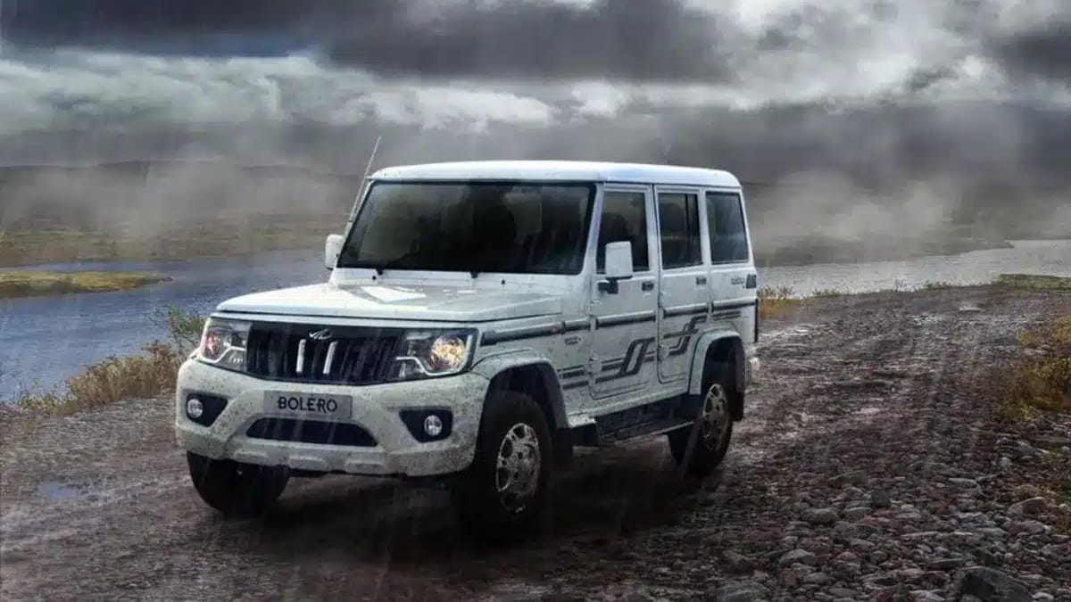 Modified Mahindra Bolero 4×4 rescues people trapped in flood