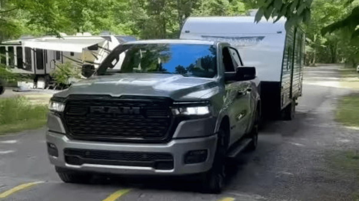 Guy tests fuel mileage of his 2025 Ram 1500 Hurricane 3.0 Turbo while ...