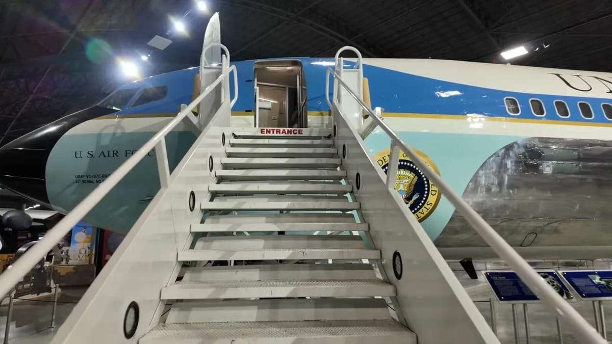 US man gives incredibly rare look inside Air Force One as he explores ...
