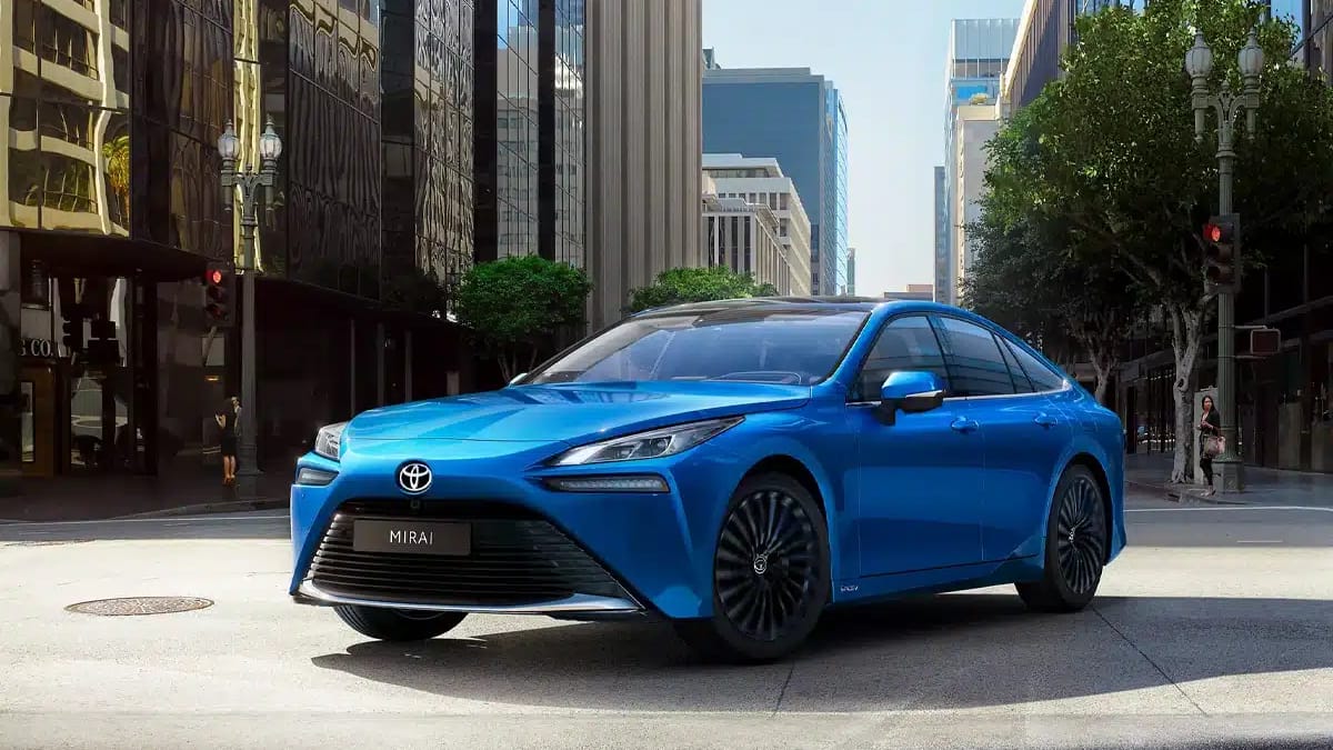 Toyota stands tall as difference in 2015's and 2025's Japanese ...