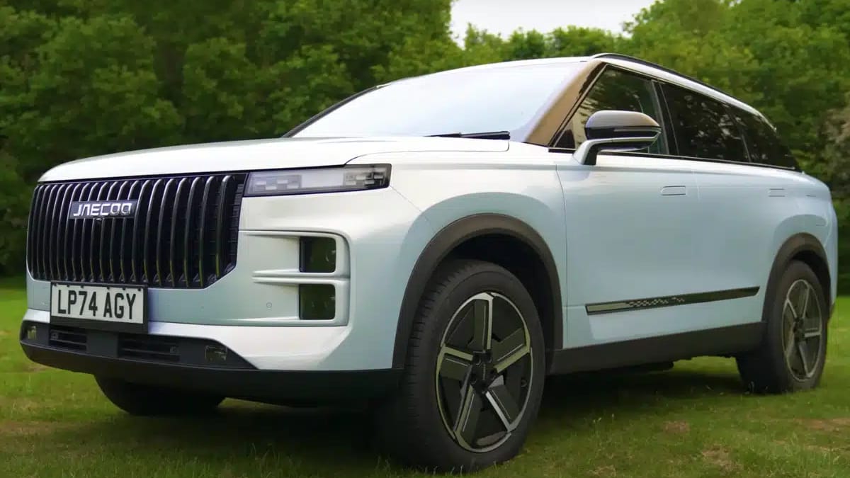 Expert tests the Chinese Range Rover to see how it compares to the real ...