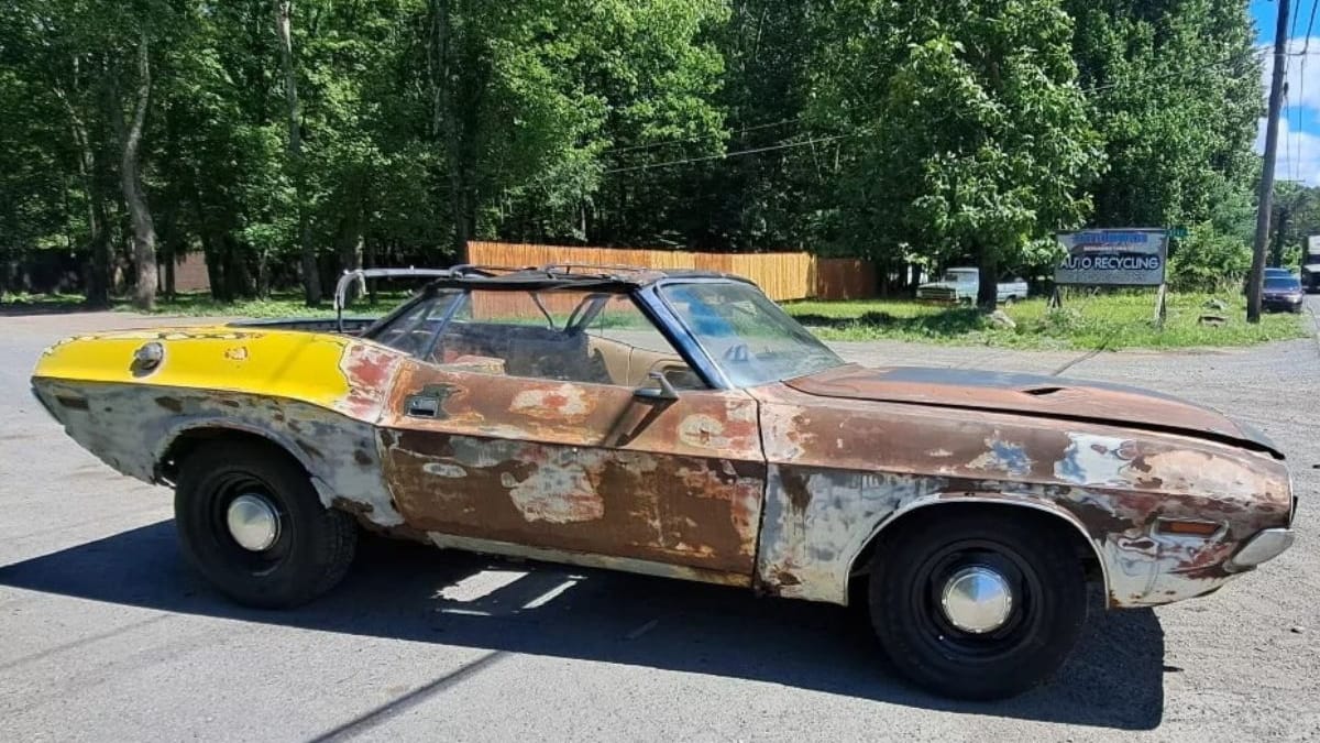 This rusty 1970 Dodge Challenger parked for over 20 years has surprise ...