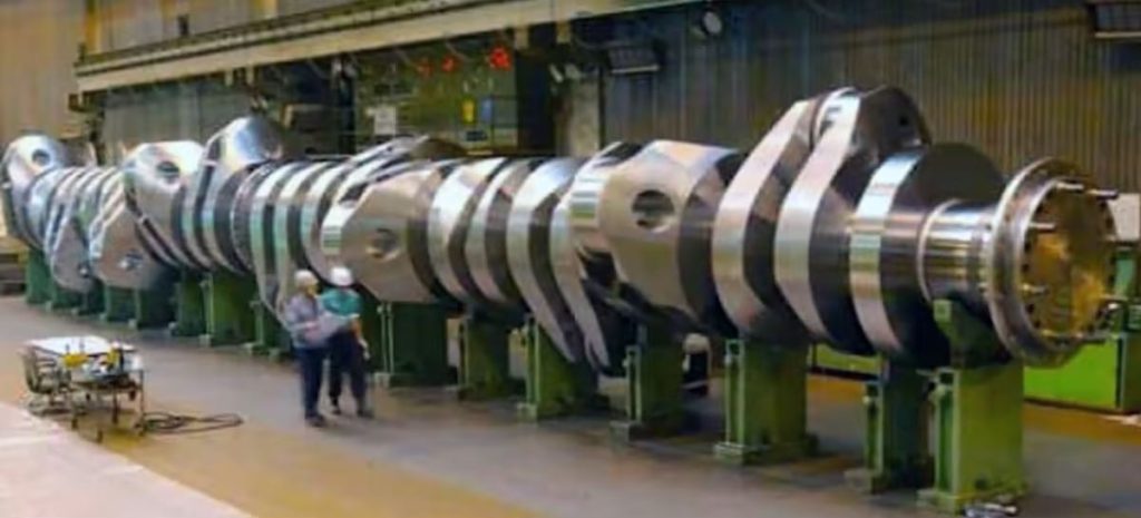 The biggest engine in the world is as tall as a four-storey building ...