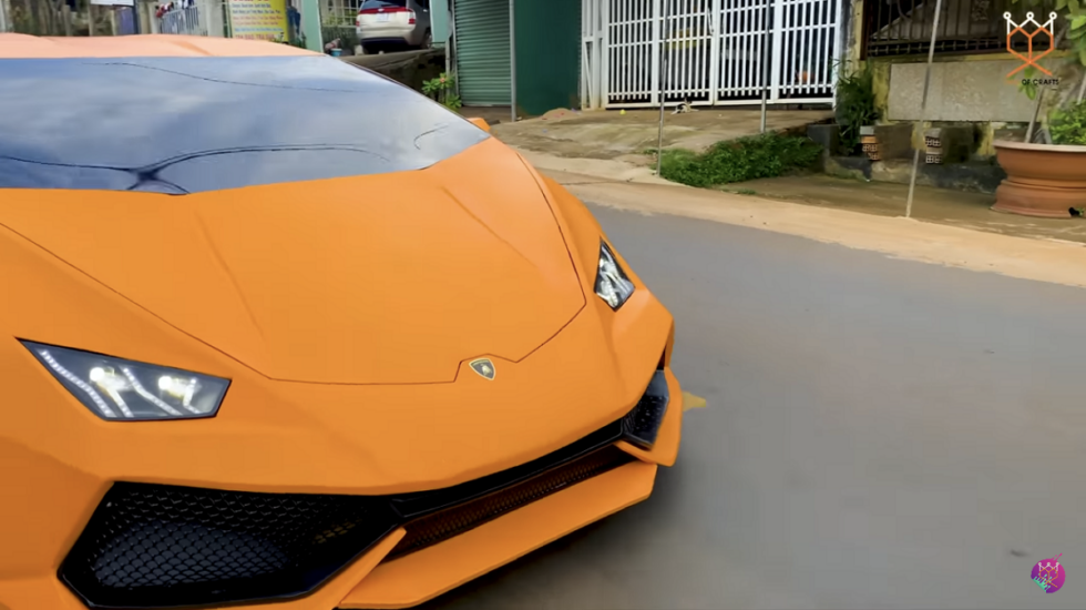 Abandoned car is turned into a homemade Lamborghini Huracán
