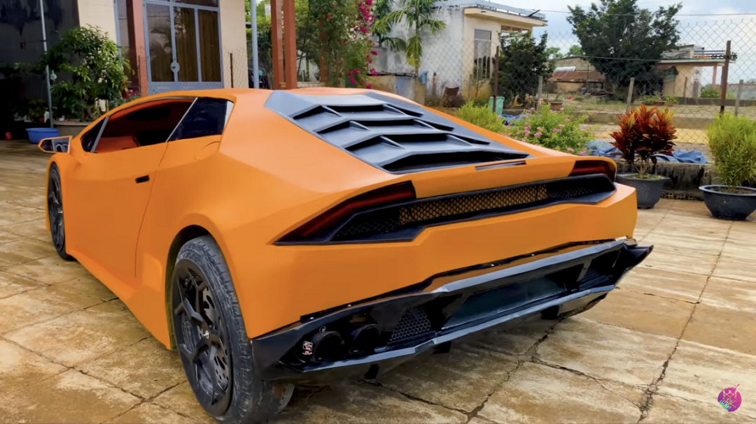 Abandoned car is turned into a homemade Lamborghini Huracán