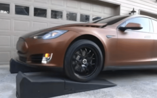 American YouTuber shows how he changes the oil on a V8 Tesla, helpful ...