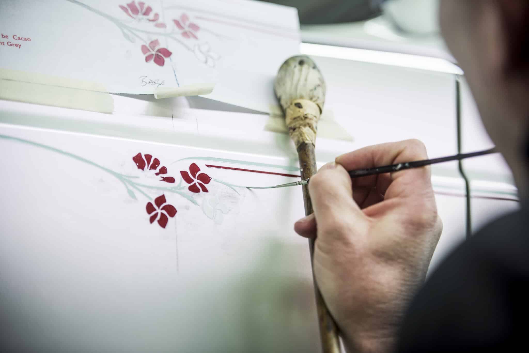 This man reportedly earns six-figure salary drawing 5-meter lines on ...