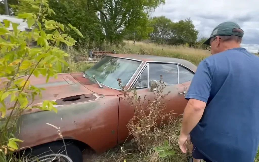 Man exploring Canadian island found a 1970s abandoned Plymouth Road ...