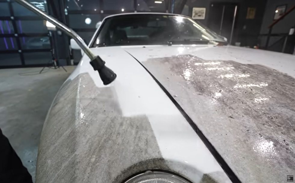 Watch this mouldy Porsche that was left to rot get given a good wash ...