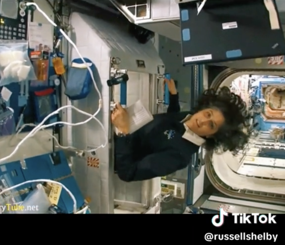 Astronaut shows how she goes to sleep in space