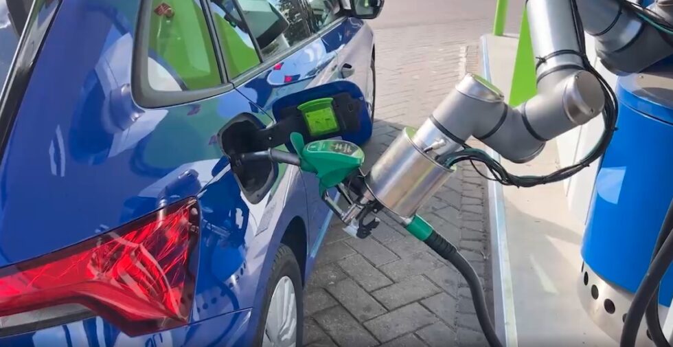 Autofuel robot pumps your gas while you sit back and relax