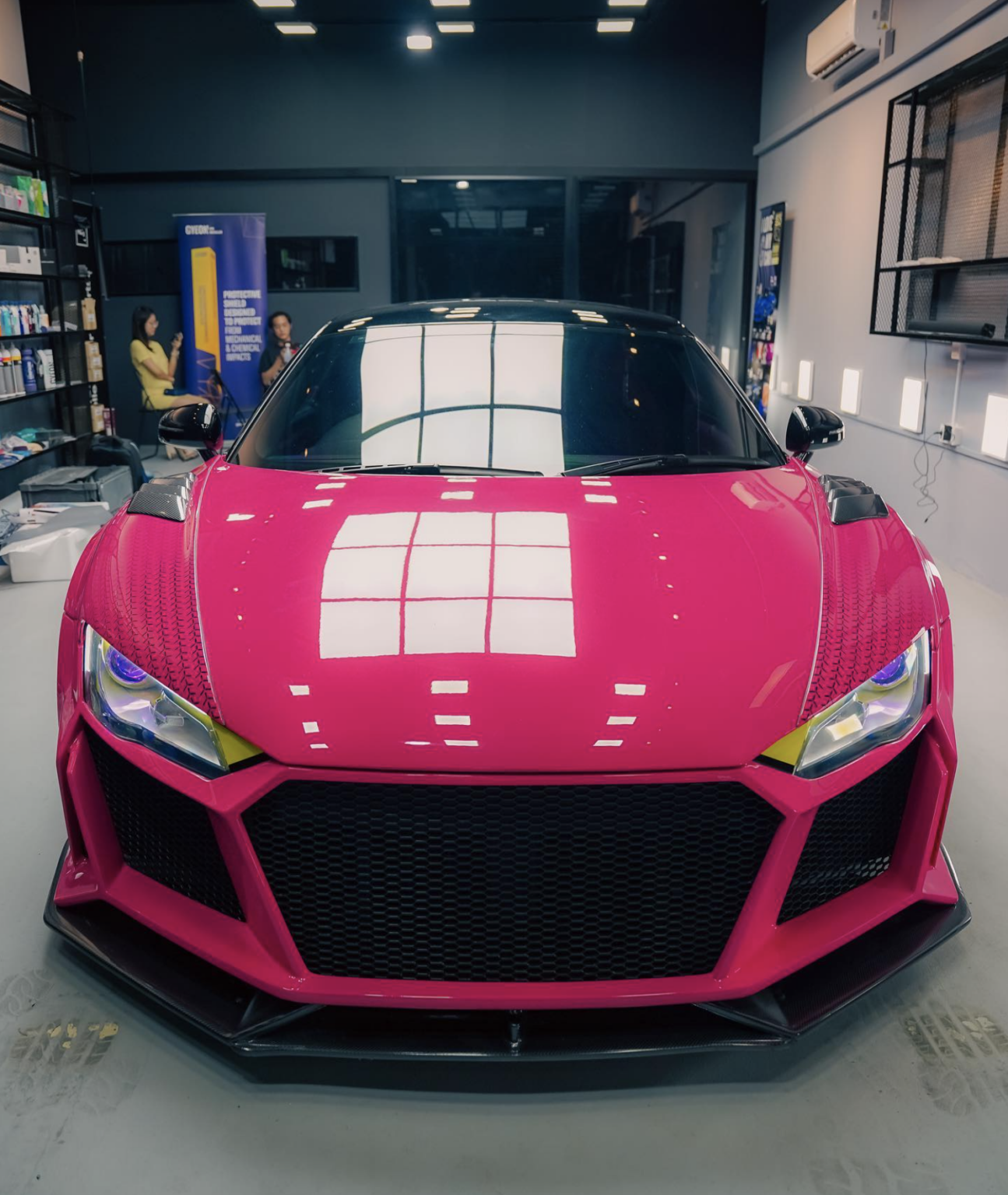 Bright pink Audi R8 thinks it’s a Lamborghini