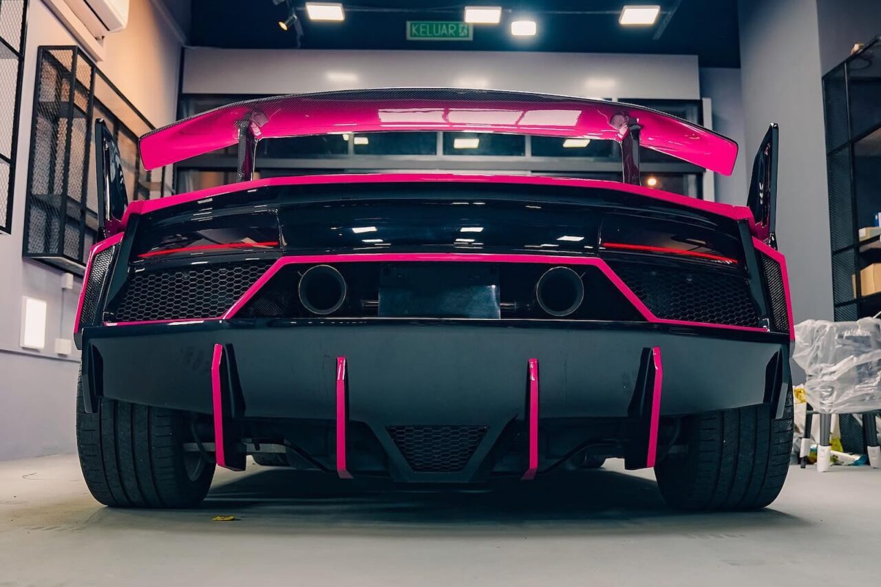 Bright pink Audi R8 thinks it’s a Lamborghini