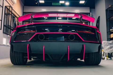 Bright pink Audi R8 thinks it’s a Lamborghini