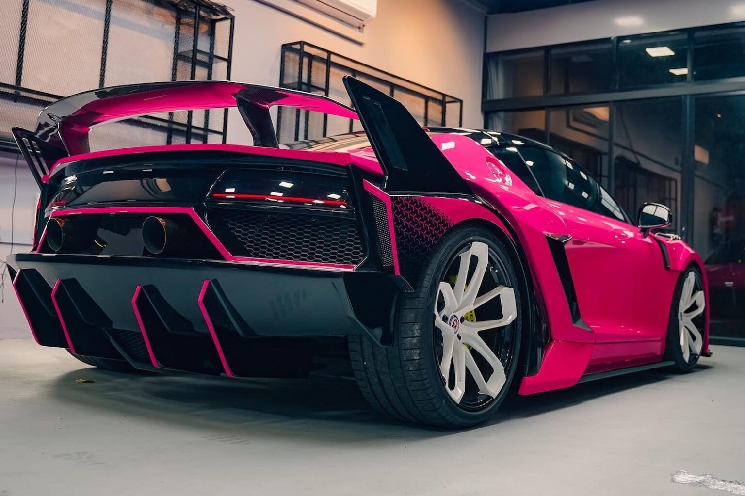 Bright pink Audi R8 thinks it’s a Lamborghini