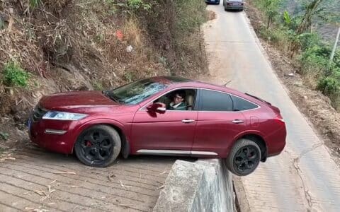 Driver filmed pulling crazy U-turn on the edge of a cliff