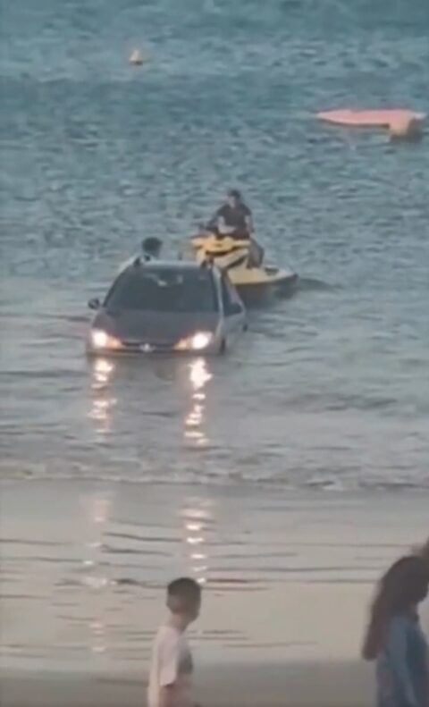 Jet ski launch fail: Guys flood car while launching jet ski