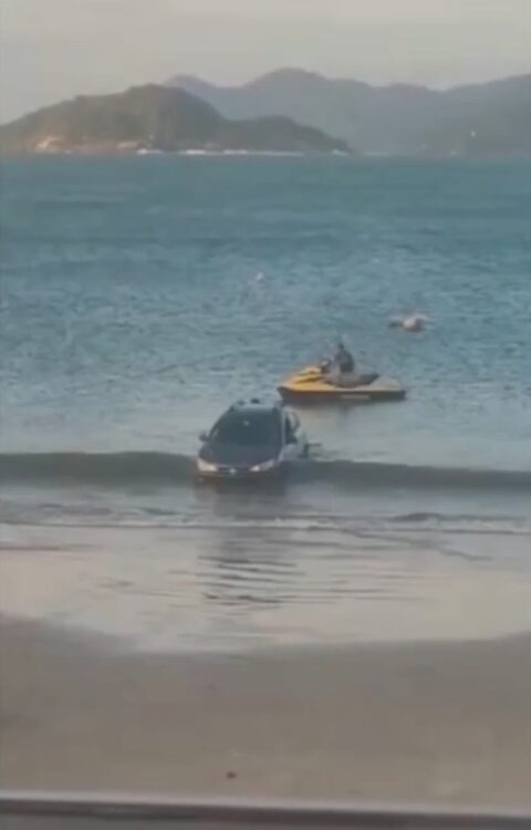 Jet ski launch fail: Guys flood car while launching jet ski