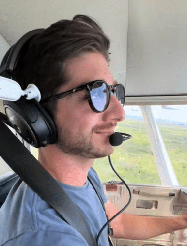 Hobby pilot performs amazing flypast at NASA’s space shuttle landing ...