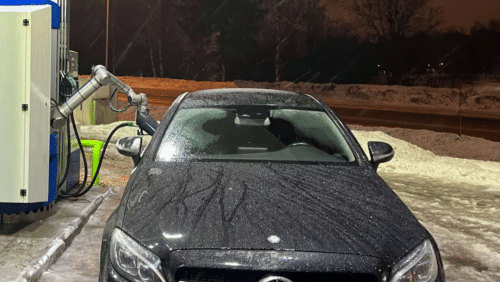 Gas-pumping robotic arm fills up cars in style