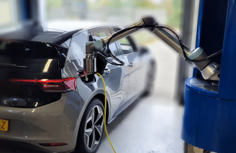 Gas-pumping robotic arm fills up cars in style