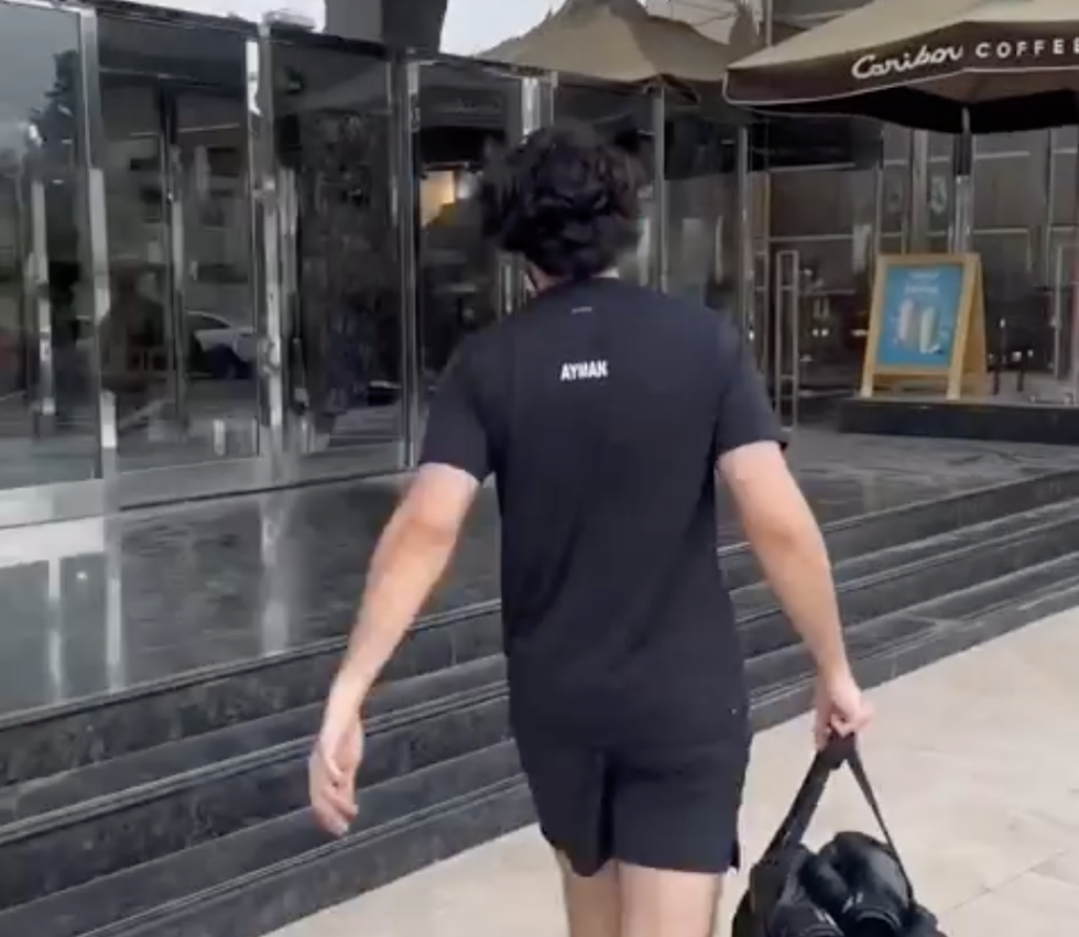 Guy leaves his Rolls-Royce out to test how safe his city is