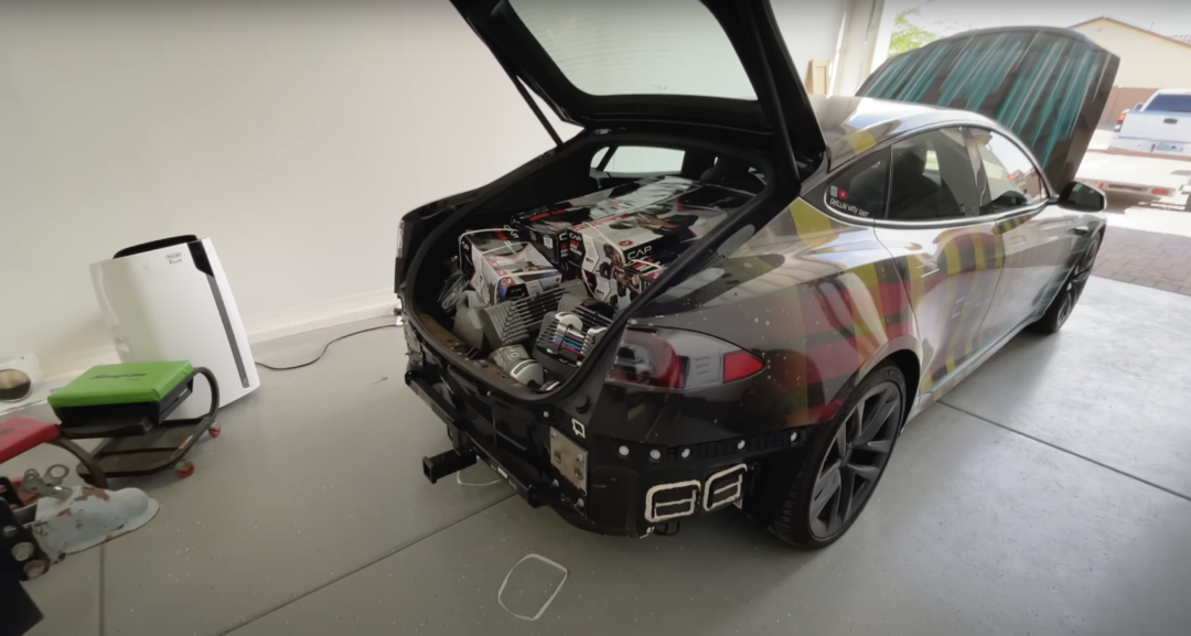 Guy tries to drive his Tesla Model S Plaid under 7 feet of water